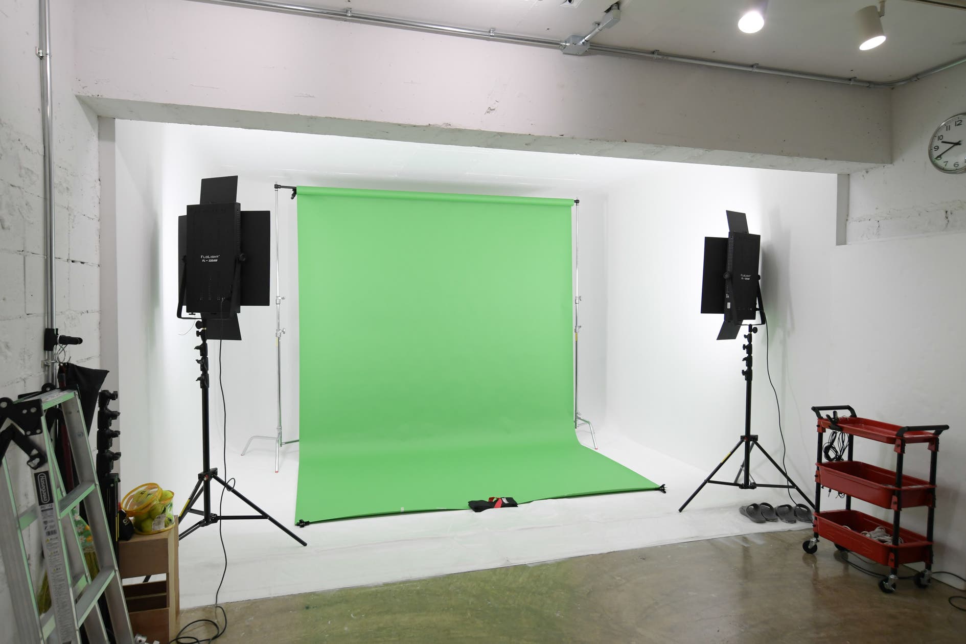 四谷三丁目駅から徒歩4分！専門業者施工の4面R白ホリスタジオの写真3