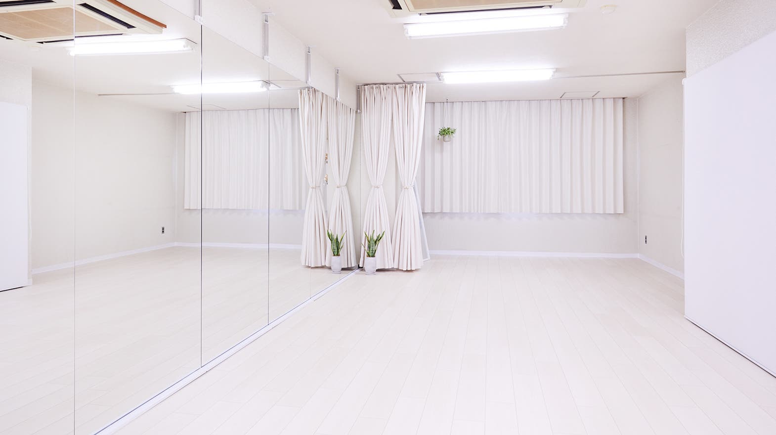 【元町駅徒歩30秒！】レンタルスタジオNONOの写真1