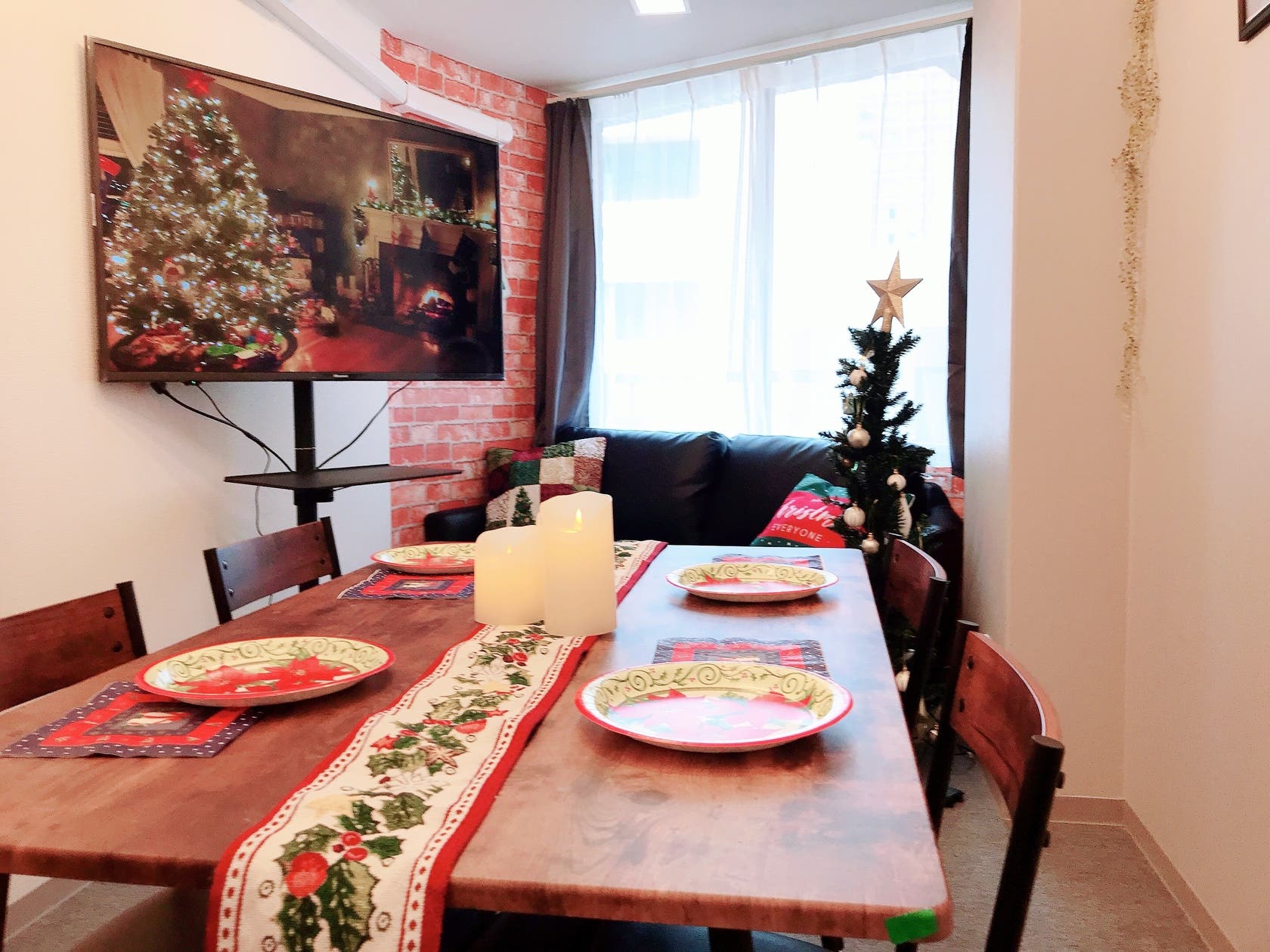 新宿駅D5出口すぐ🎄クリスマス仕様🎄👞土足OK・打合せ・撮影・大型テレビ50型（Fire tv付）・ソファーのあるスペースの写真1