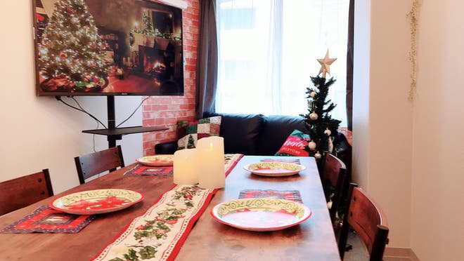 新宿駅D5出口すぐ🎄クリスマス仕様🎄👞土足OK・打合せ・撮影・大型テレビ50型(Fire tv付)・ソファーのあるスペースの写真1