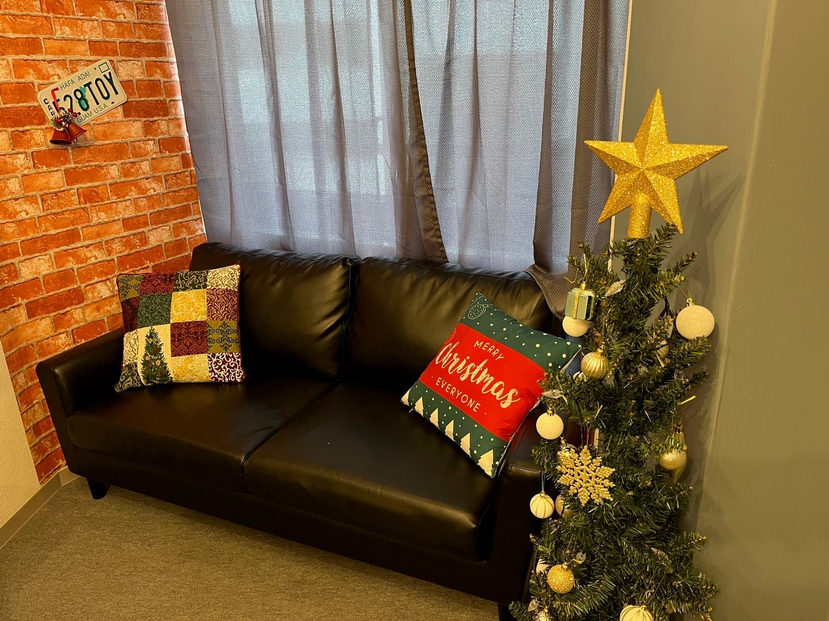 新宿駅D5出口すぐ🎄クリスマス仕様🎄👞土足OK・打合せ・撮影・大型テレビ50型（Fire tv付）・ソファーのあるスペースの写真2