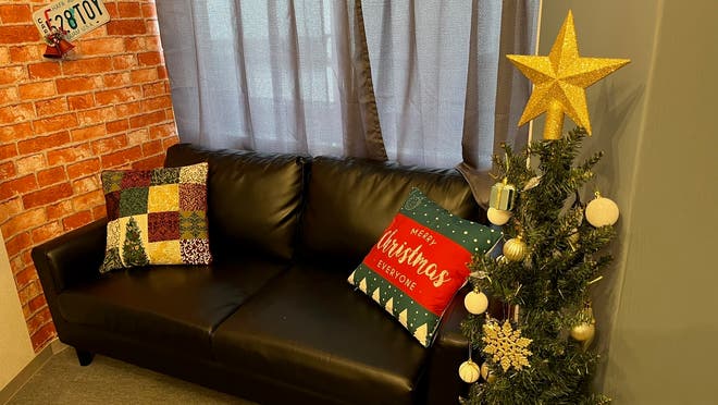 新宿駅D5出口すぐ🎄クリスマス仕様🎄👞土足OK・打合せ・撮影・大型テレビ50型(Fire tv付)・ソファーのあるスペースの写真2