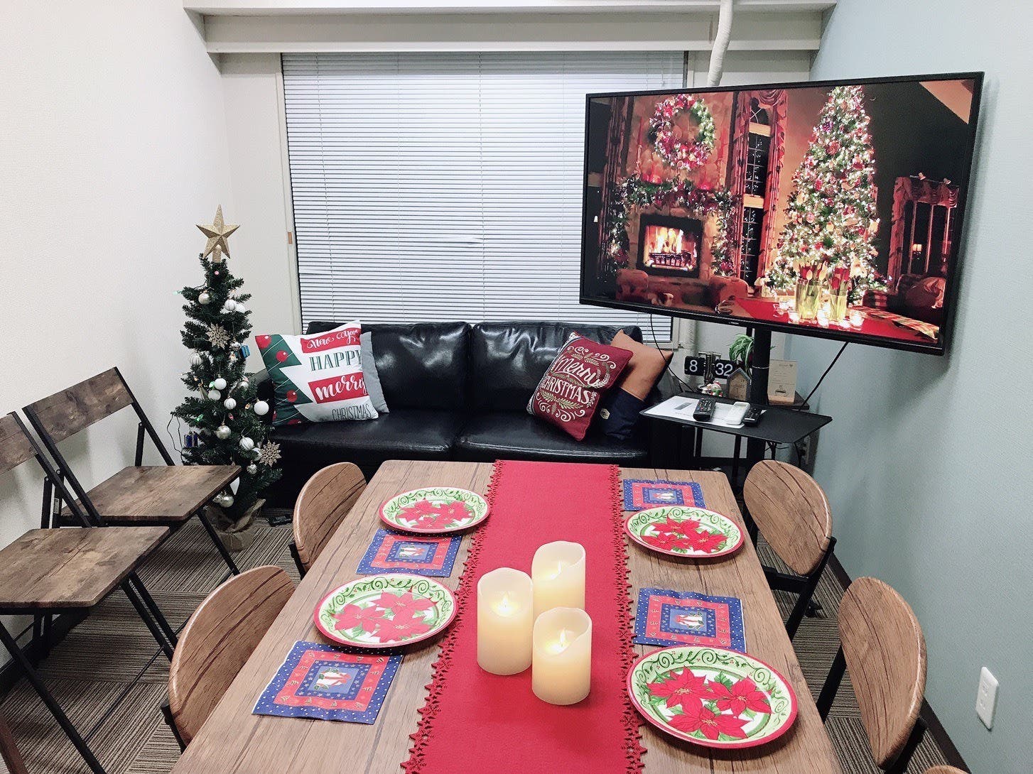 新宿駅D5出口すぐ🎄クリスマス🎄👞土足OK！会議・セミナー・撮影📺大型モニター・ソファー（Fire tv付）の写真1