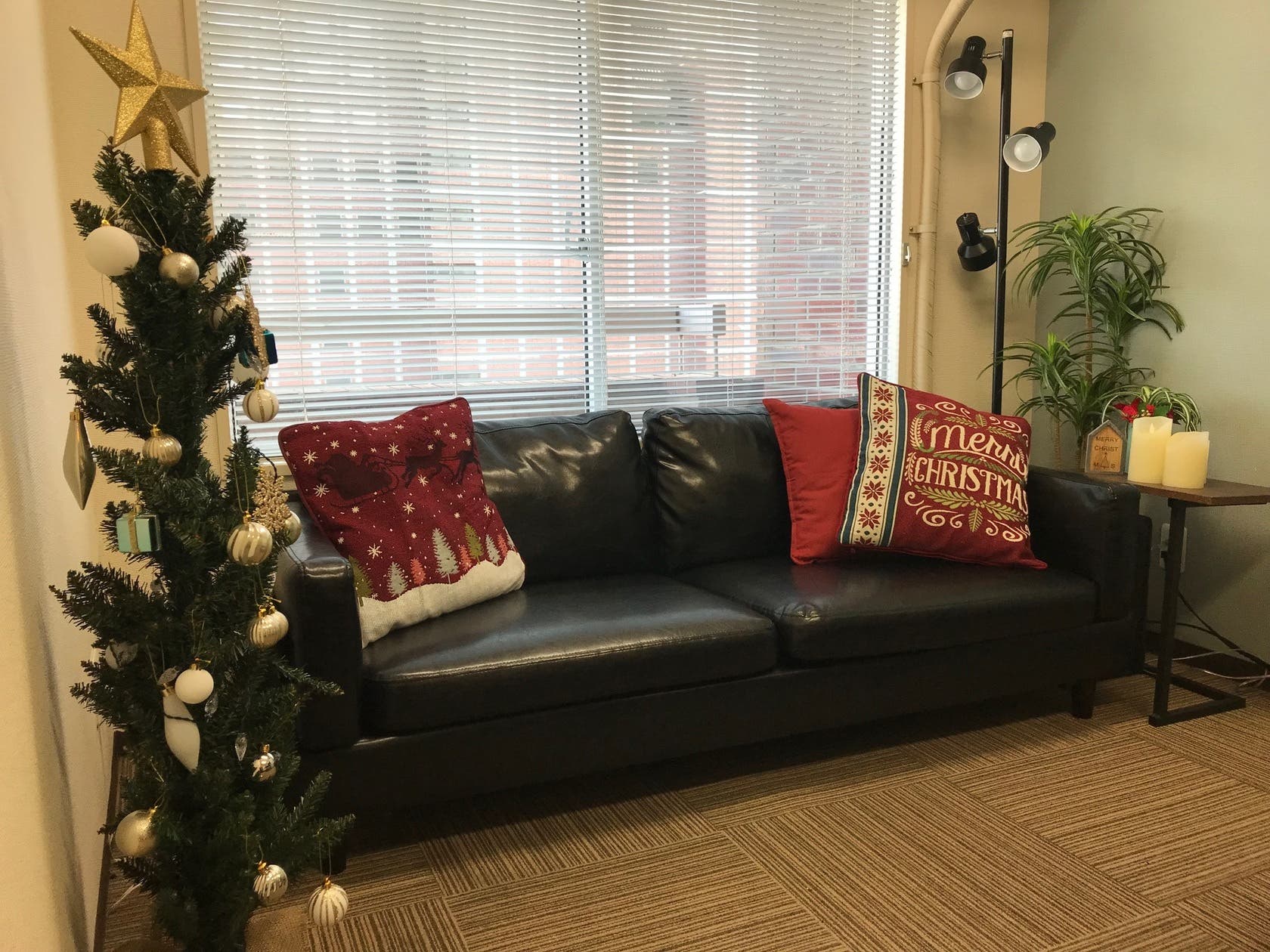 新宿駅D5出口すぐ🎄クリスマス🎄👞土足OK！会議・セミナー・撮影📺大型モニター・ソファー（Fire tv付）の写真2