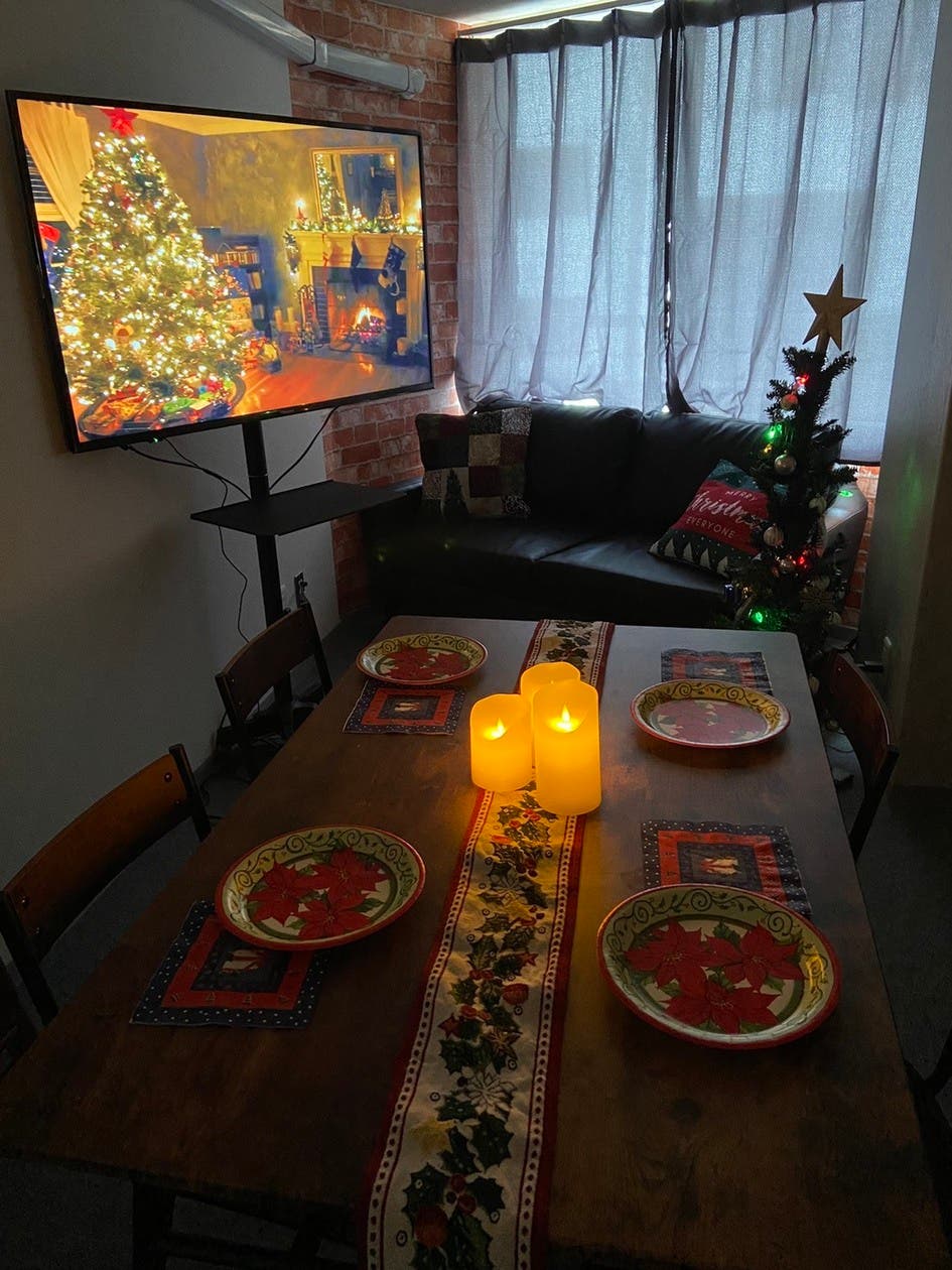 新宿駅D5出口すぐ🎄クリスマス仕様🎄👞土足OK・打合せ・撮影・大型テレビ50型（Fire tv付）・ソファーのあるスペースの写真3