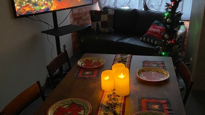 新宿駅D5出口すぐ🎄クリスマス仕様🎄👞土足OK・打合せ・撮影・大型テレビ50型(Fire tv付)・ソファーのあるスペースの写真3