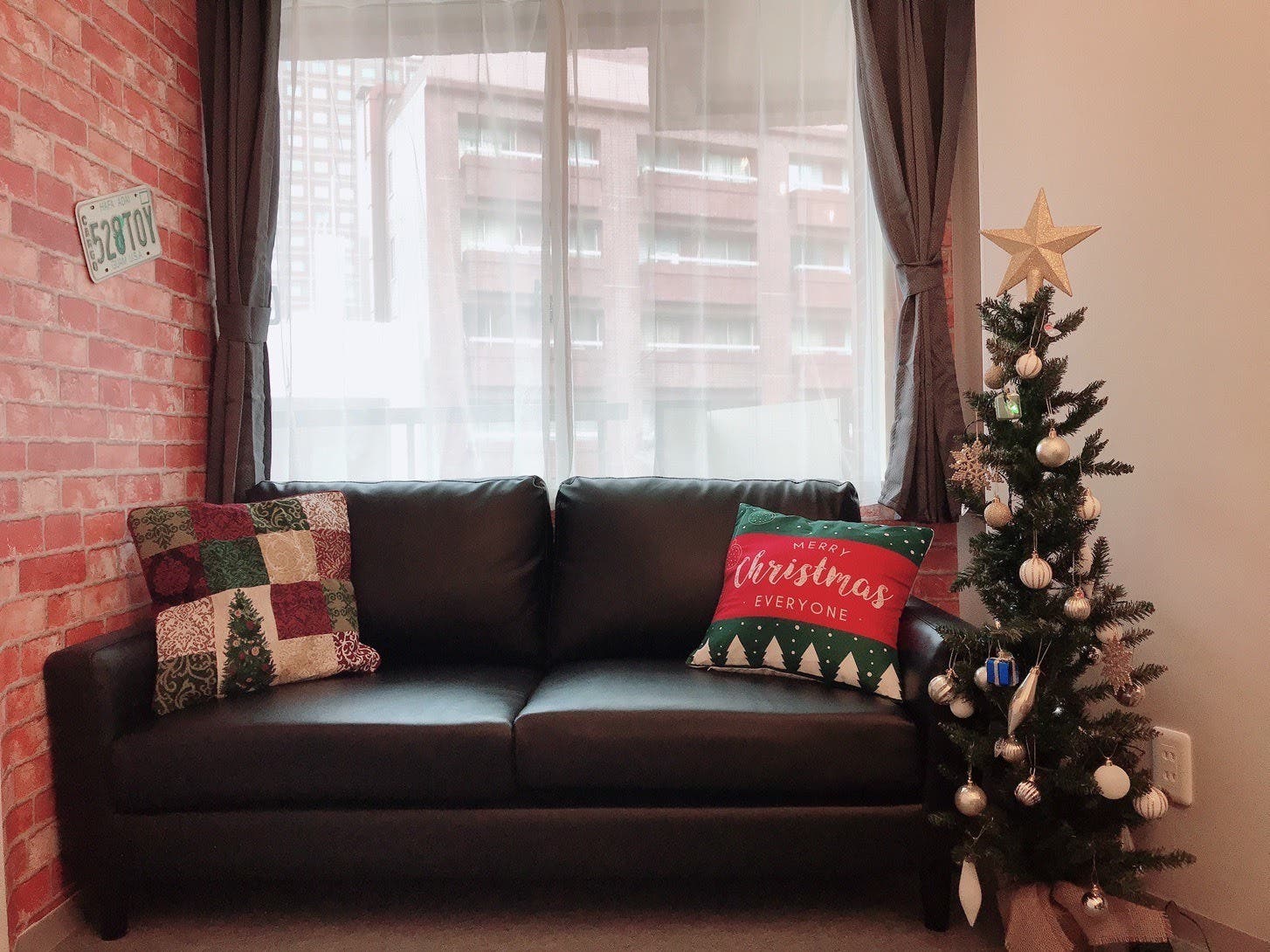 新宿駅D5出口すぐ🎄クリスマス仕様🎄👞土足OK・打合せ・撮影・大型テレビ50型（Fire tv付）・ソファーのあるスペースの写真4