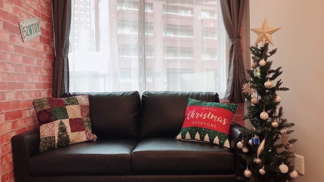 新宿駅D5出口すぐ🎄クリスマス仕様🎄👞土足OK・打合せ・撮影・大型テレビ50型(Fire tv付)・ソファーのあるスペースの写真4