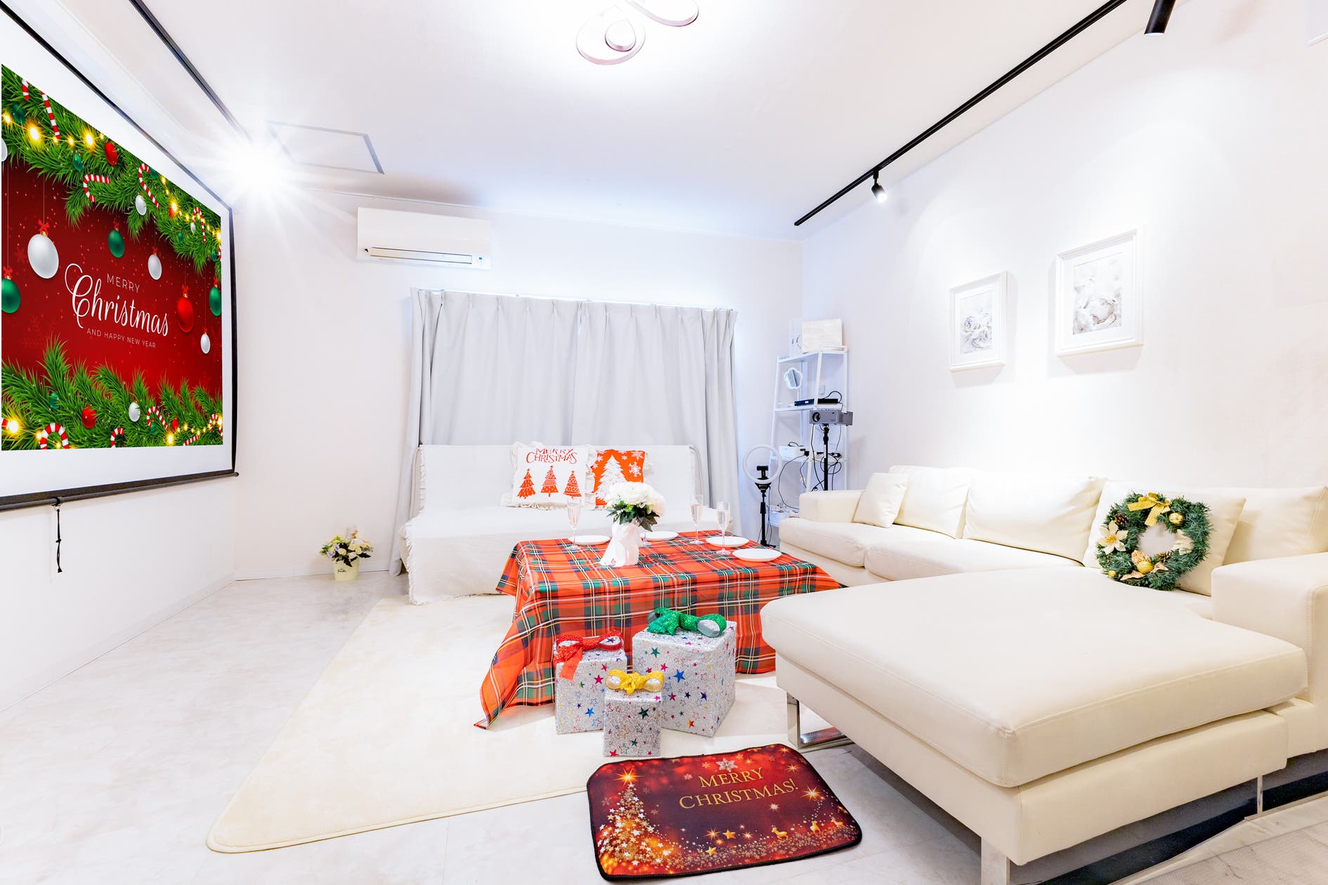 真っ白インテリア🤍クリスマス小物多数🎄✨120㌅大型スクリーン📽️3色変化LED照明✨ゴミ捨て無料！の写真1