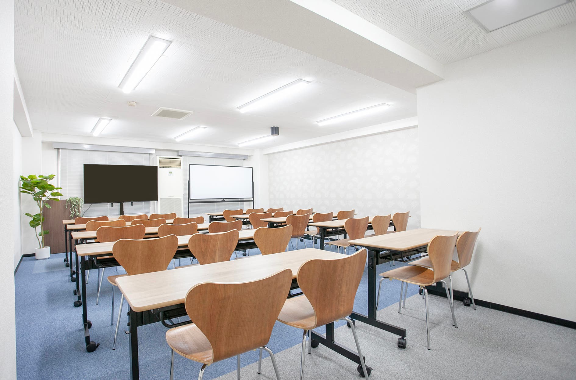 NEW OPEN！駅近3分！最大34人収容の広々会議室✨懇親会・ボドゲ・女子会・施術台有  東京メトロ有楽町線市ヶ谷駅徒歩3分の写真1