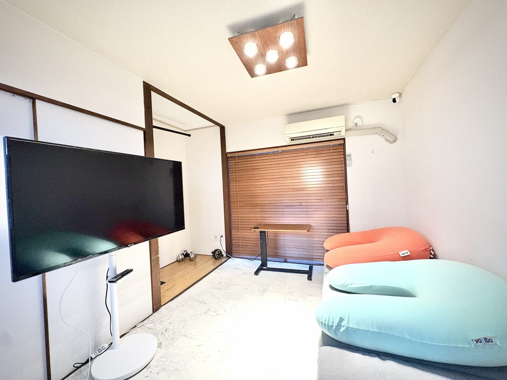 OPEN記念セール中✨西新宿駅1分多機能会議室/昇降デスク/マルチモニター/Wi-Fi/懸垂機/ソファ/研修・会議・商談・面談の写真1