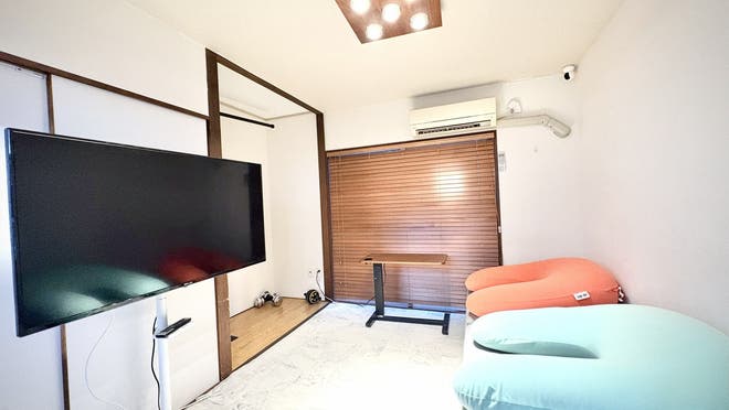 OPEN記念セール中✨西新宿駅1分多機能会議室/昇降デスク/マルチモニター/Wi-Fi/懸垂機/ソファ/研修・会議・商談・面談の写真1