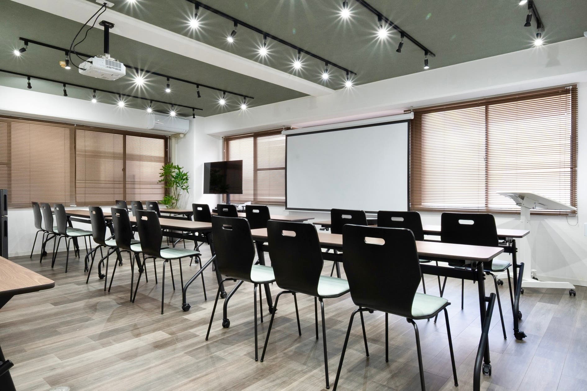 【広島駅４分】100㌅プロジェクター/持込飲食/会議/セミナー/研修/オンライン会議にも最適の写真5