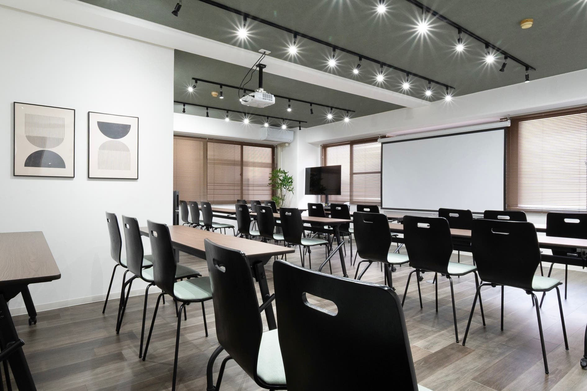 【広島駅４分】100㌅プロジェクター/持込飲食/会議/セミナー/研修/オンライン会議にも最適の写真1