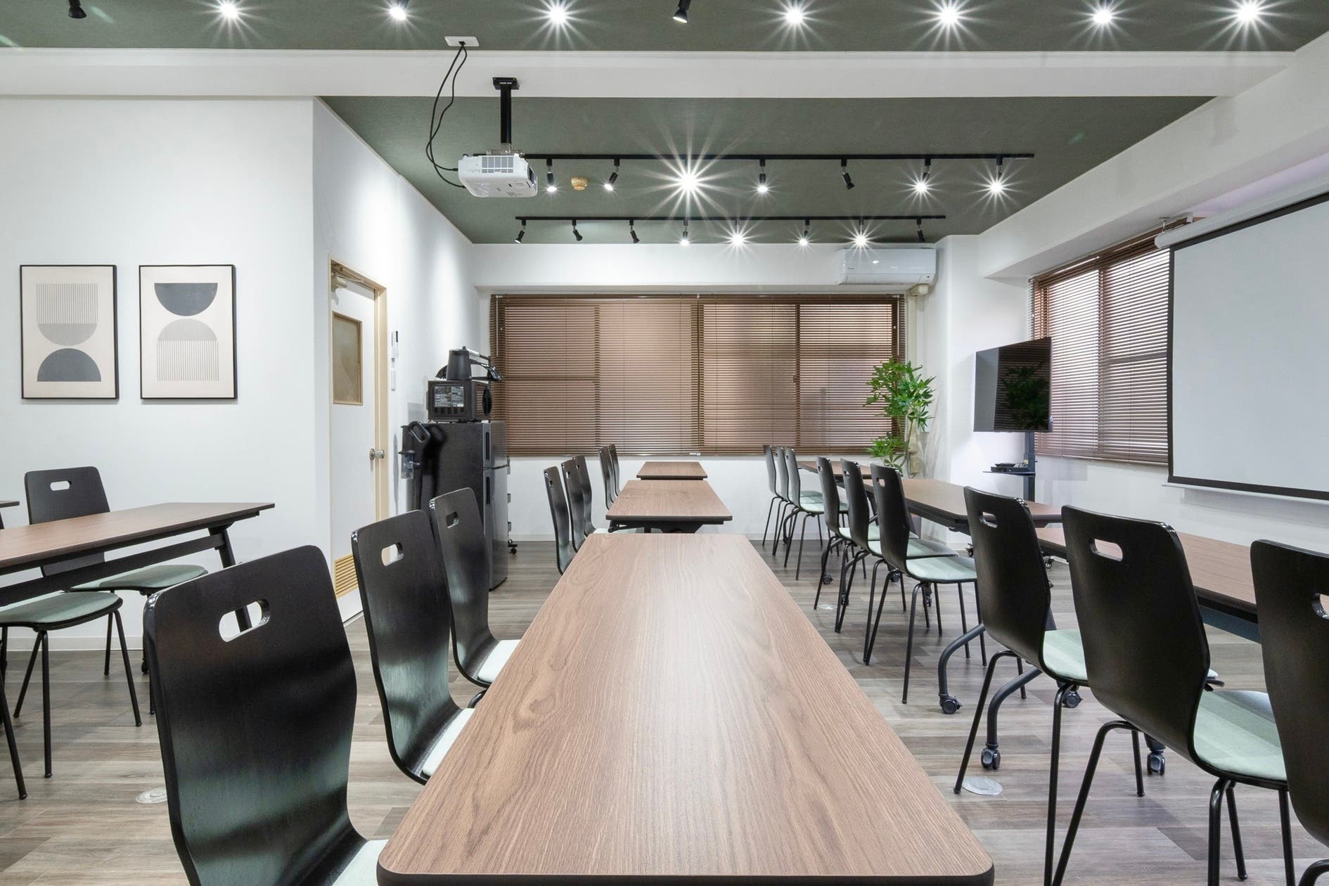 【広島駅４分】100㌅プロジェクター/持込飲食/会議/セミナー/研修/オンライン会議にも最適の写真8