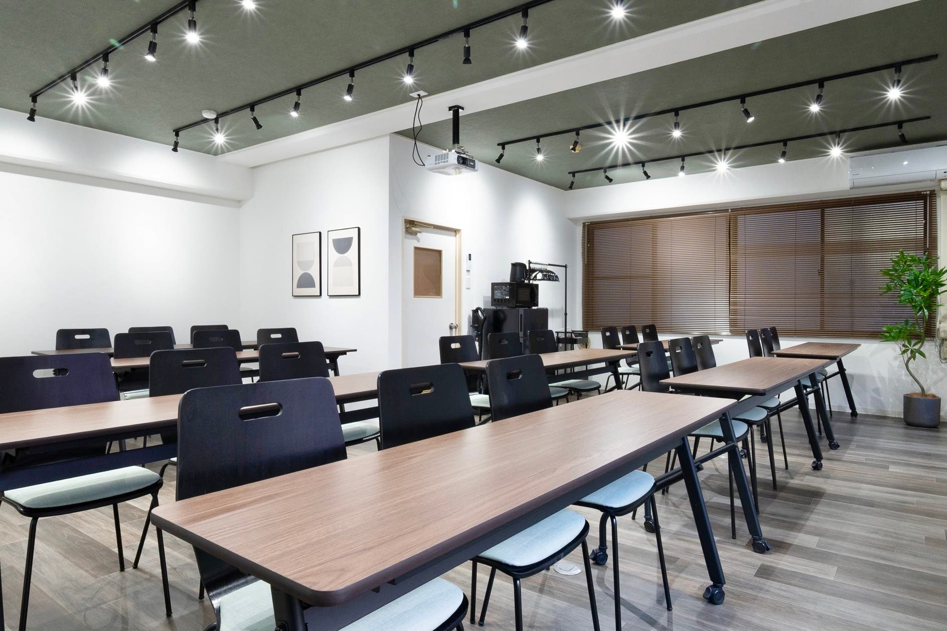 【広島駅４分】100㌅プロジェクター/持込飲食/会議/セミナー/研修/オンライン会議にも最適の写真6