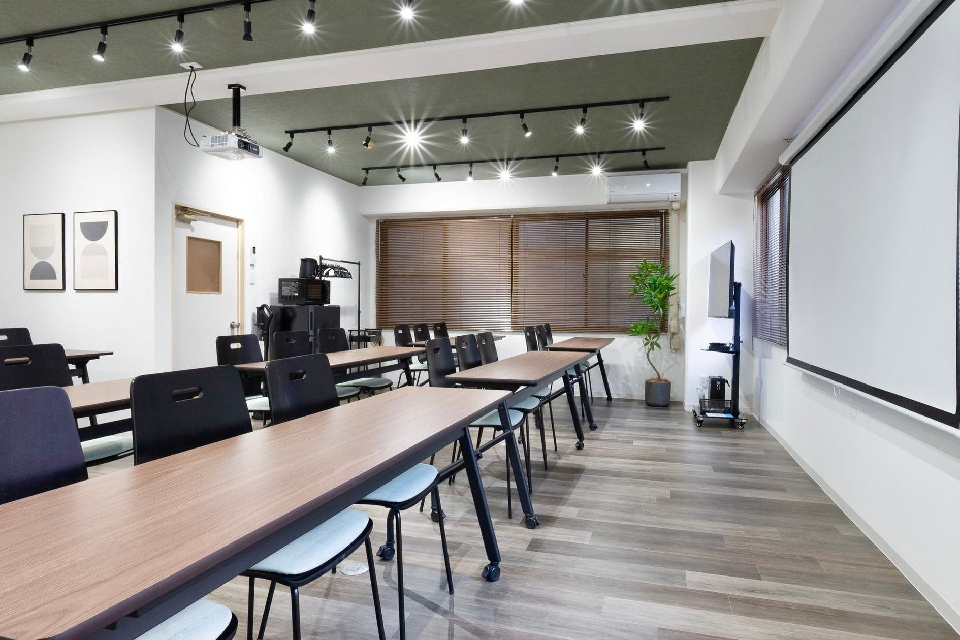 【広島駅４分】100㌅プロジェクター/持込飲食/会議/セミナー/研修/オンライン会議にも最適の写真7