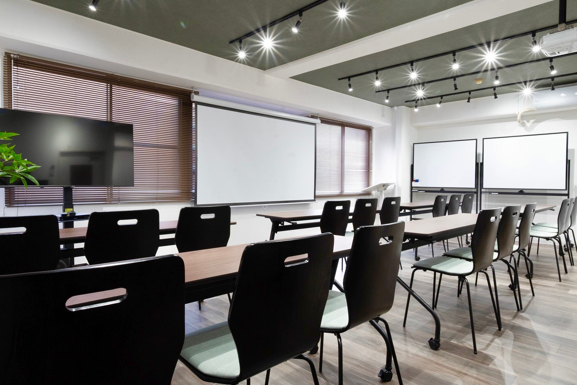 【広島駅４分】100㌅プロジェクター/持込飲食/会議/セミナー/研修/オンライン会議にも最適の写真2