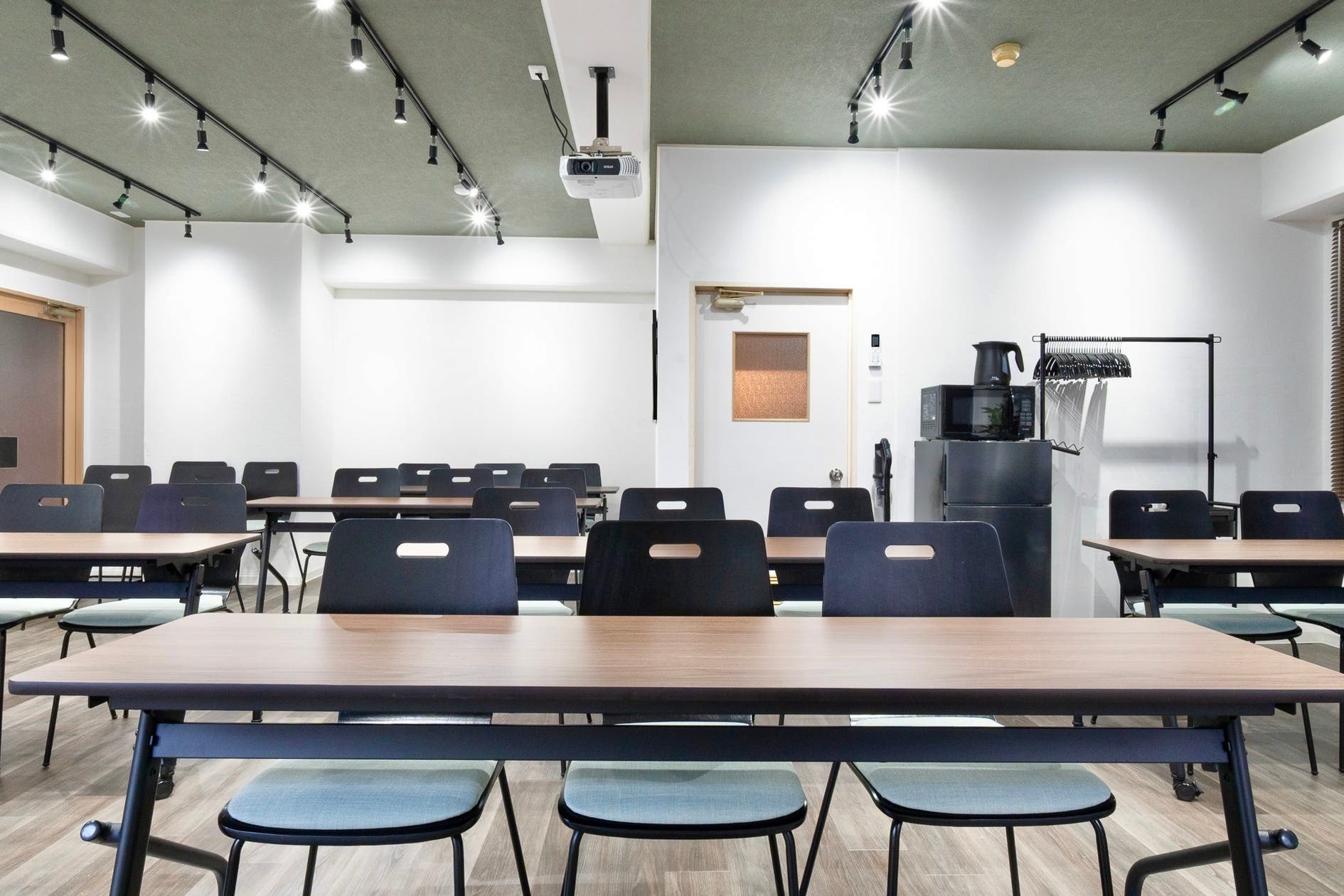 【広島駅４分】100㌅プロジェクター/持込飲食/会議/セミナー/研修/オンライン会議にも最適の写真10