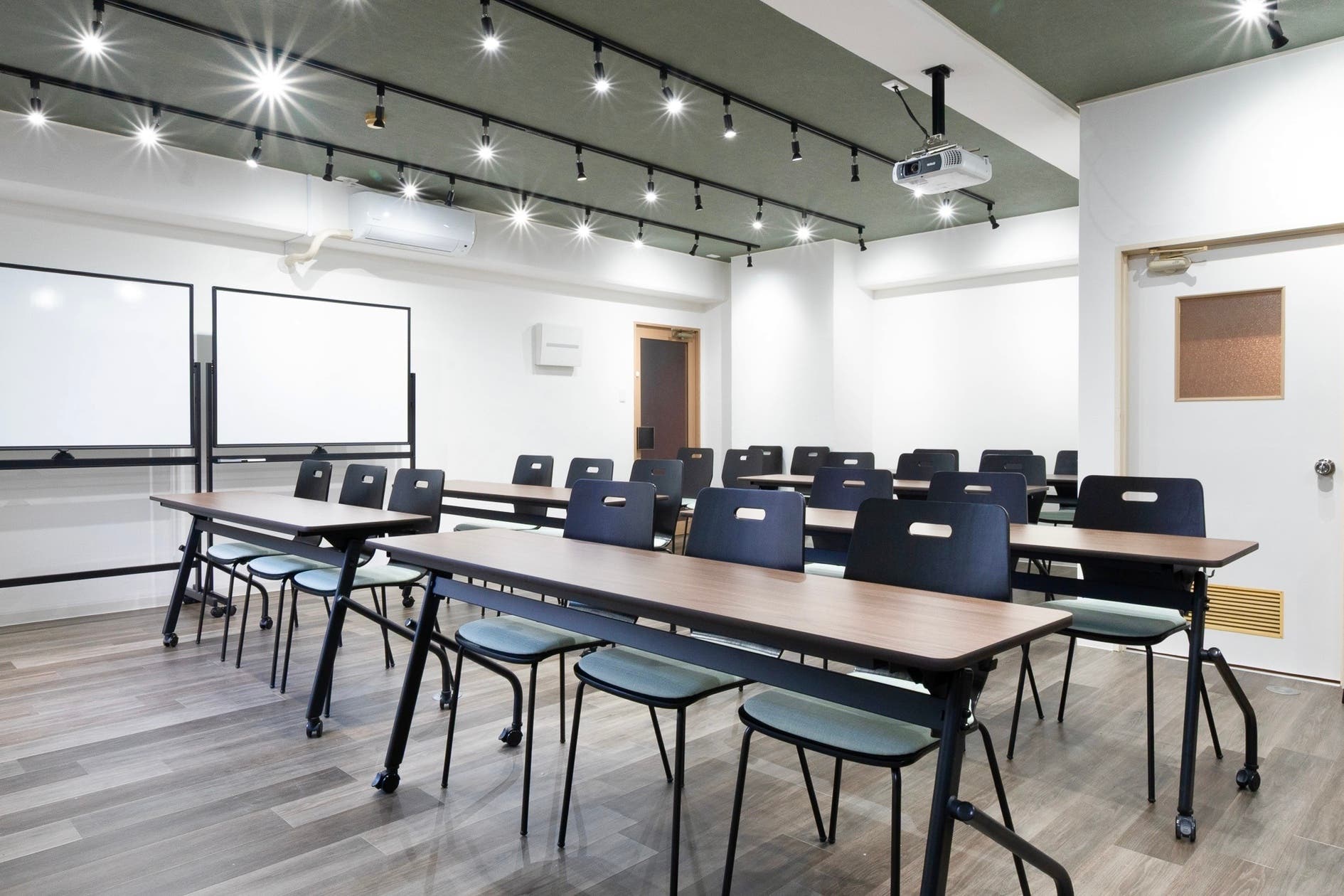 【広島駅４分】100㌅プロジェクター/持込飲食/会議/セミナー/研修/オンライン会議にも最適の写真3