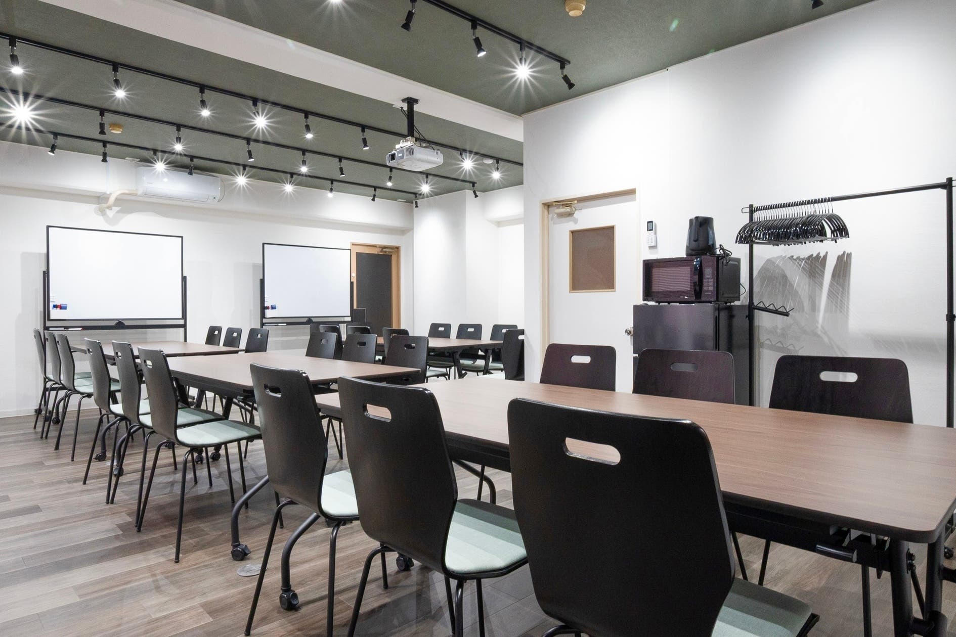 【広島駅４分】100㌅プロジェクター/持込飲食/会議/セミナー/研修/オンライン会議にも最適の写真12