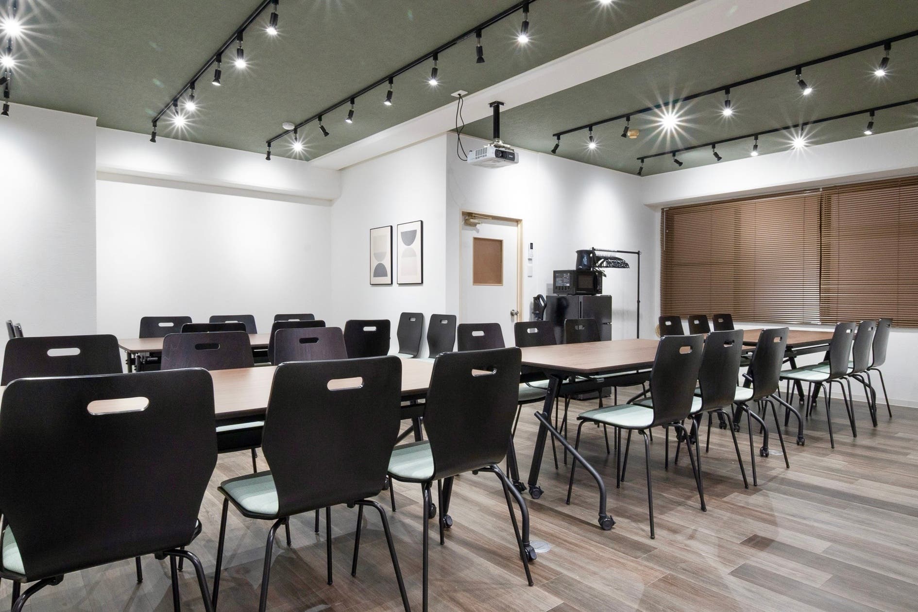 【広島駅４分】100㌅プロジェクター/持込飲食/会議/セミナー/研修/オンライン会議にも最適の写真13