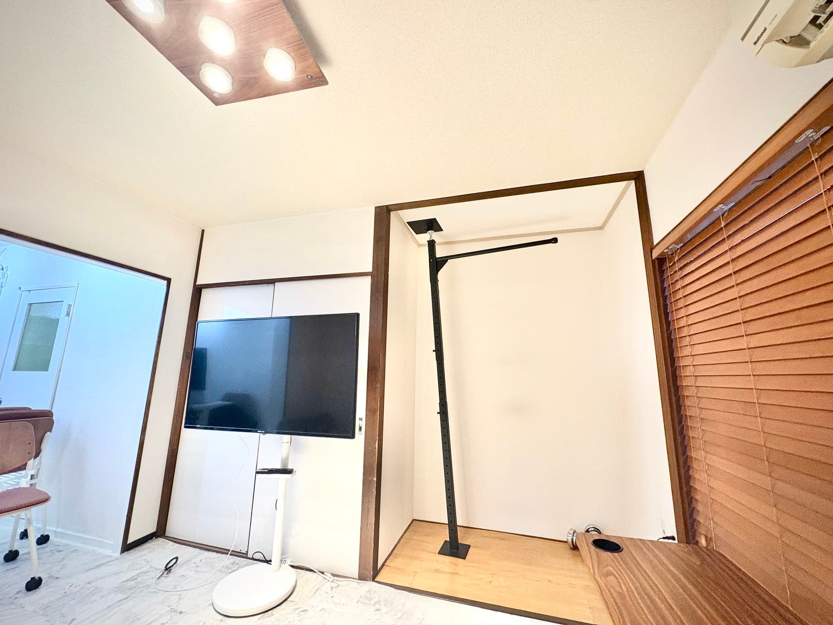 OPEN記念セール中✨西新宿駅1分多機能会議室/昇降デスク/マルチモニター/Wi-Fi/懸垂機/ソファ/研修・会議・商談・面談の写真2