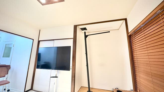 OPEN記念セール中✨西新宿駅1分多機能会議室/昇降デスク/マルチモニター/Wi-Fi/懸垂機/ソファ/研修・会議・商談・面談の写真2