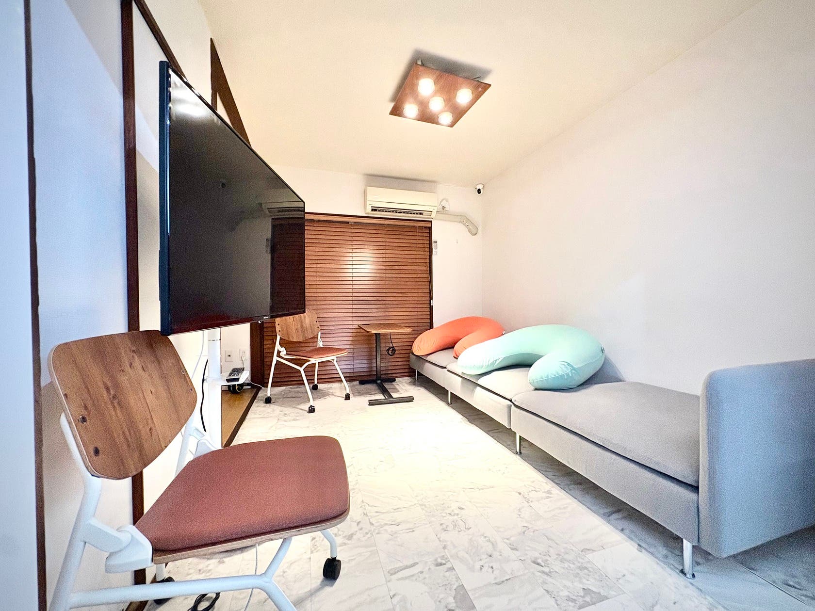 OPEN記念セール中✨西新宿駅1分多機能会議室/昇降デスク/マルチモニター/Wi-Fi/懸垂機/ソファ/研修・会議・商談・面談の写真3