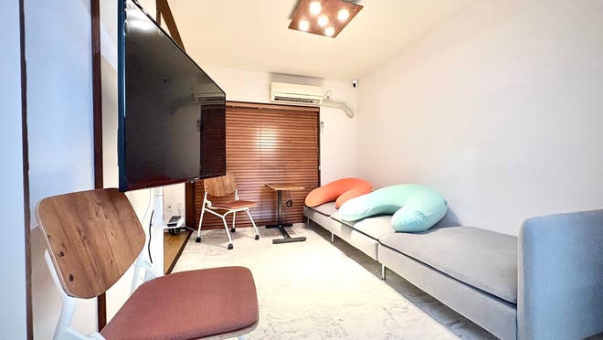 OPEN記念セール中✨西新宿駅1分多機能会議室/昇降デスク/マルチモニター/Wi-Fi/懸垂機/ソファ/研修・会議・商談・面談の写真3