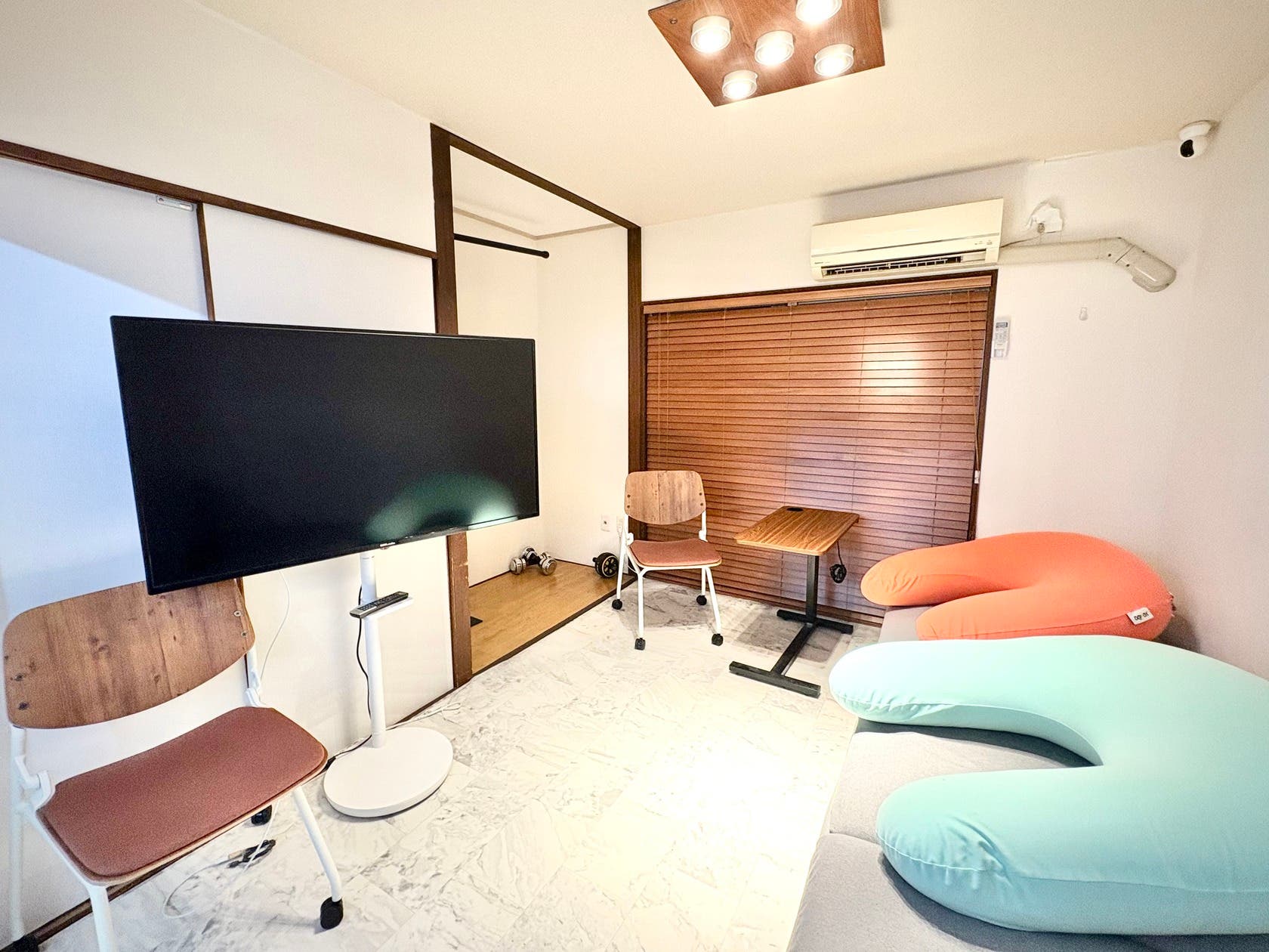 OPEN記念セール中✨西新宿駅1分多機能会議室/昇降デスク/マルチモニター/Wi-Fi/懸垂機/ソファ/研修・会議・商談・面談の写真4