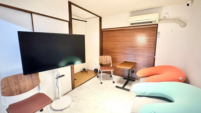 OPEN記念セール中✨西新宿駅1分多機能会議室/昇降デスク/マルチモニター/Wi-Fi/懸垂機/ソファ/研修・会議・商談・面談の写真4