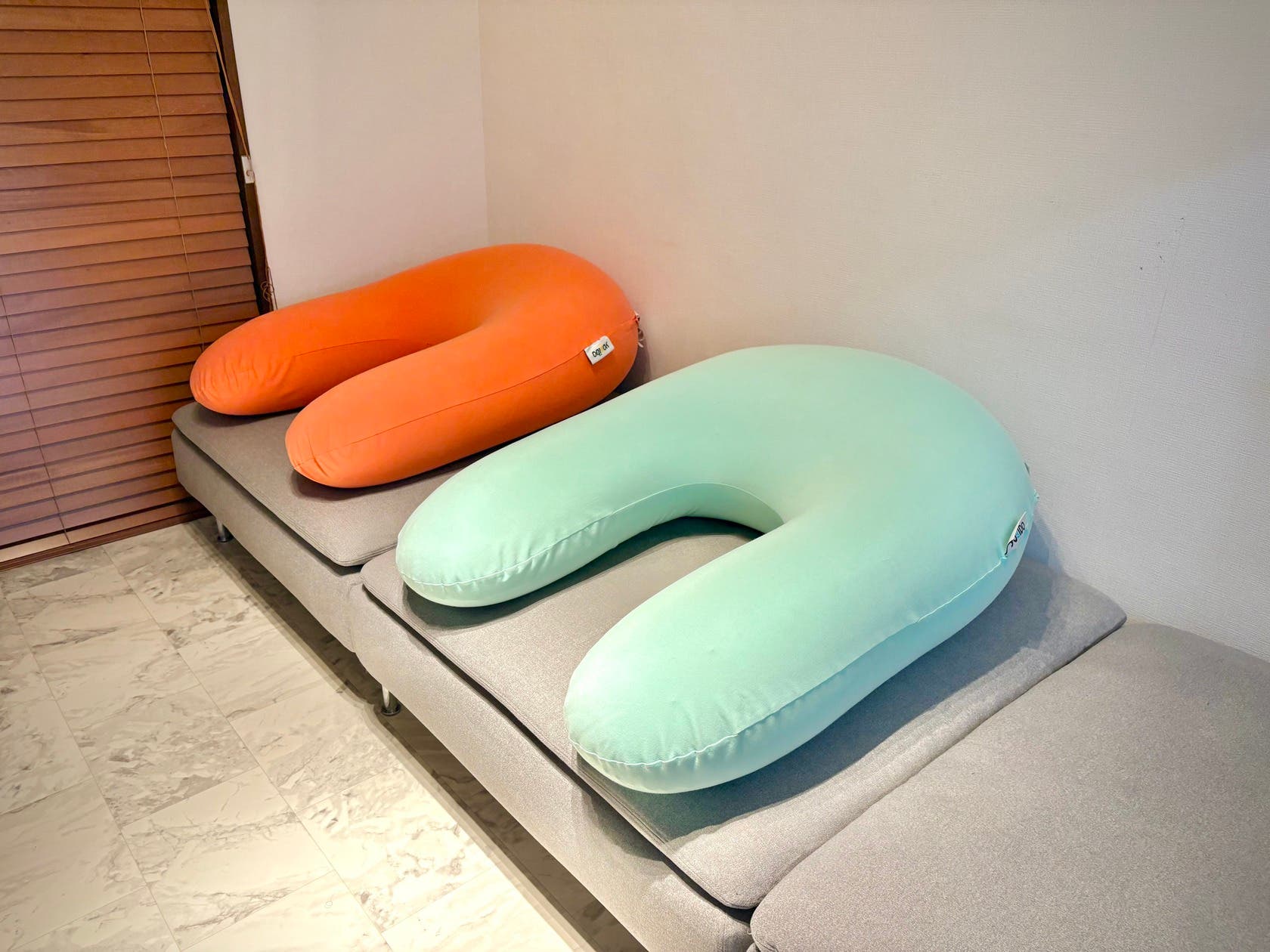 OPEN記念セール中✨西新宿駅1分多機能会議室/昇降デスク/マルチモニター/Wi-Fi/懸垂機/ソファ/研修・会議・商談・面談の写真5