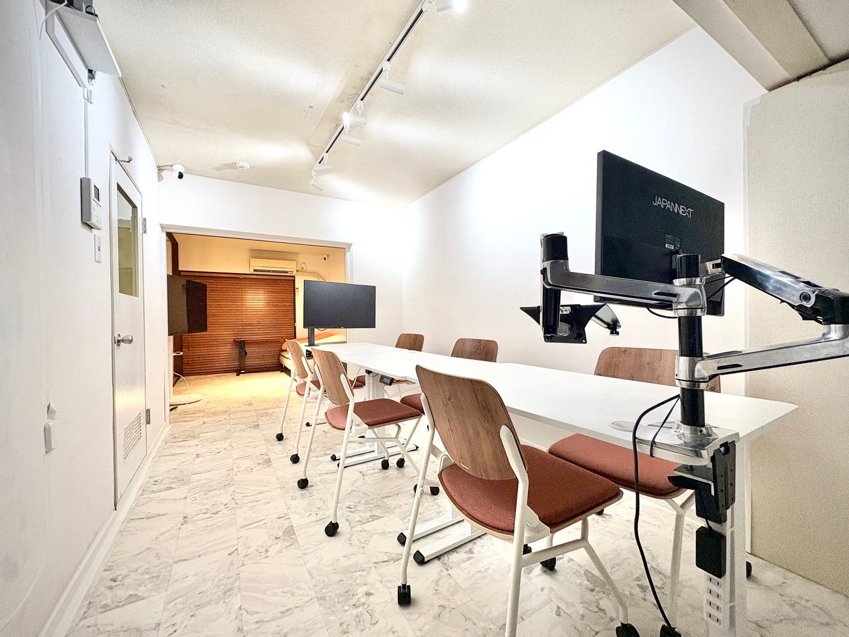 OPEN記念セール中✨西新宿駅1分多機能会議室/昇降デスク/マルチモニター/Wi-Fi/懸垂機/ソファ/研修・会議・商談・面談の写真10