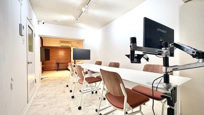 OPEN記念セール中✨西新宿駅1分多機能会議室/昇降デスク/マルチモニター/Wi-Fi/懸垂機/ソファ/研修・会議・商談・面談の写真9