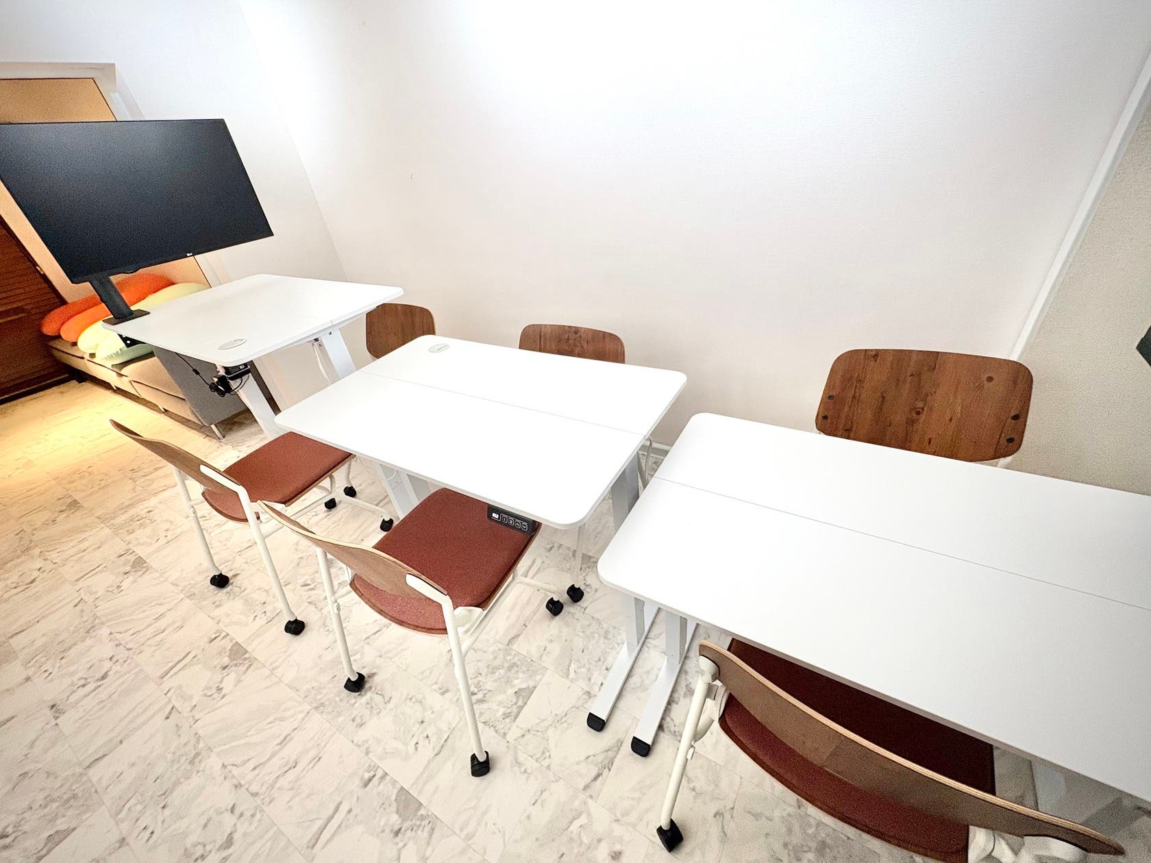 OPEN記念セール中✨西新宿駅1分多機能会議室/昇降デスク/マルチモニター/Wi-Fi/懸垂機/ソファ/研修・会議・商談・面談の写真11