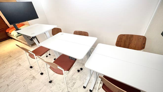 OPEN記念セール中✨西新宿駅1分多機能会議室/昇降デスク/マルチモニター/Wi-Fi/懸垂機/ソファ/研修・会議・商談・面談の写真10