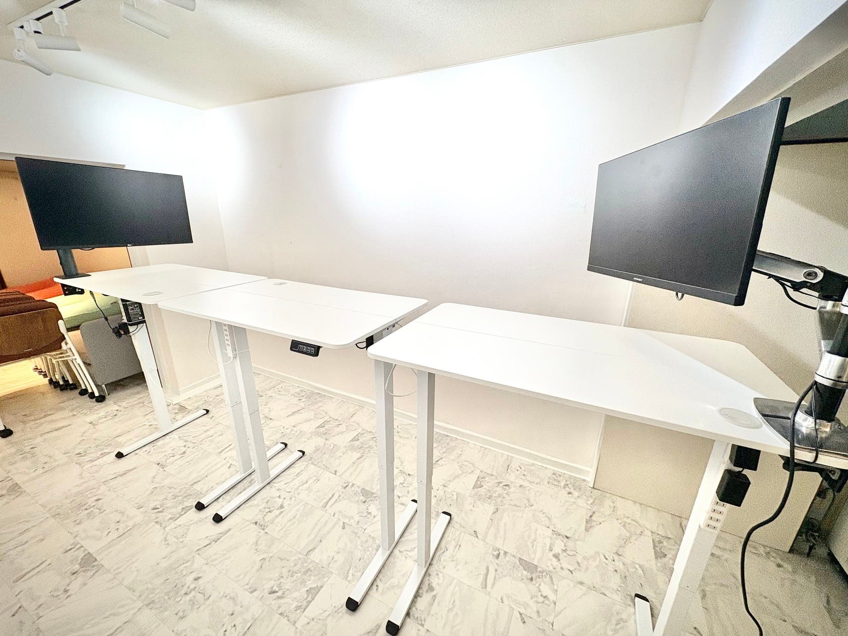 OPEN記念セール中✨西新宿駅1分多機能会議室/昇降デスク/マルチモニター/Wi-Fi/懸垂機/ソファ/研修・会議・商談・面談の写真12