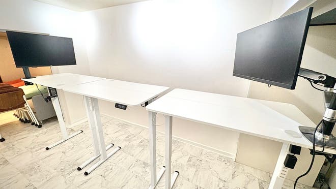 OPEN記念セール中✨西新宿駅1分多機能会議室/昇降デスク/マルチモニター/Wi-Fi/懸垂機/ソファ/研修・会議・商談・面談の写真11