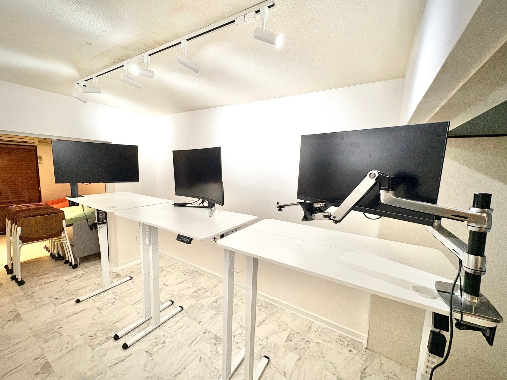 OPEN記念セール中✨西新宿駅1分多機能会議室/昇降デスク/マルチモニター/Wi-Fi/懸垂機/ソファ/研修・会議・商談・面談の写真13