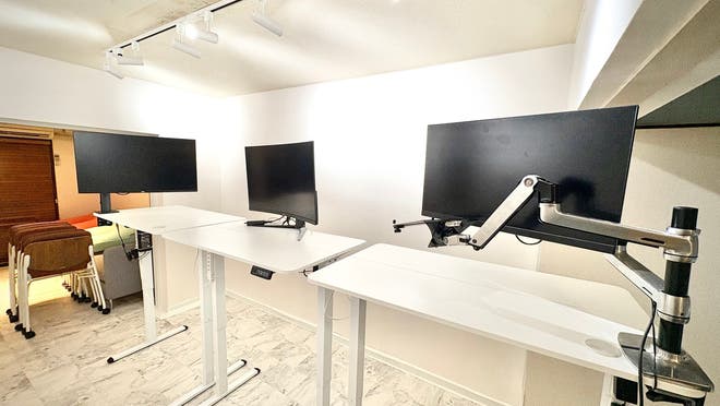OPEN記念セール中✨西新宿駅1分多機能会議室/昇降デスク/マルチモニター/Wi-Fi/懸垂機/ソファ/研修・会議・商談・面談の写真12
