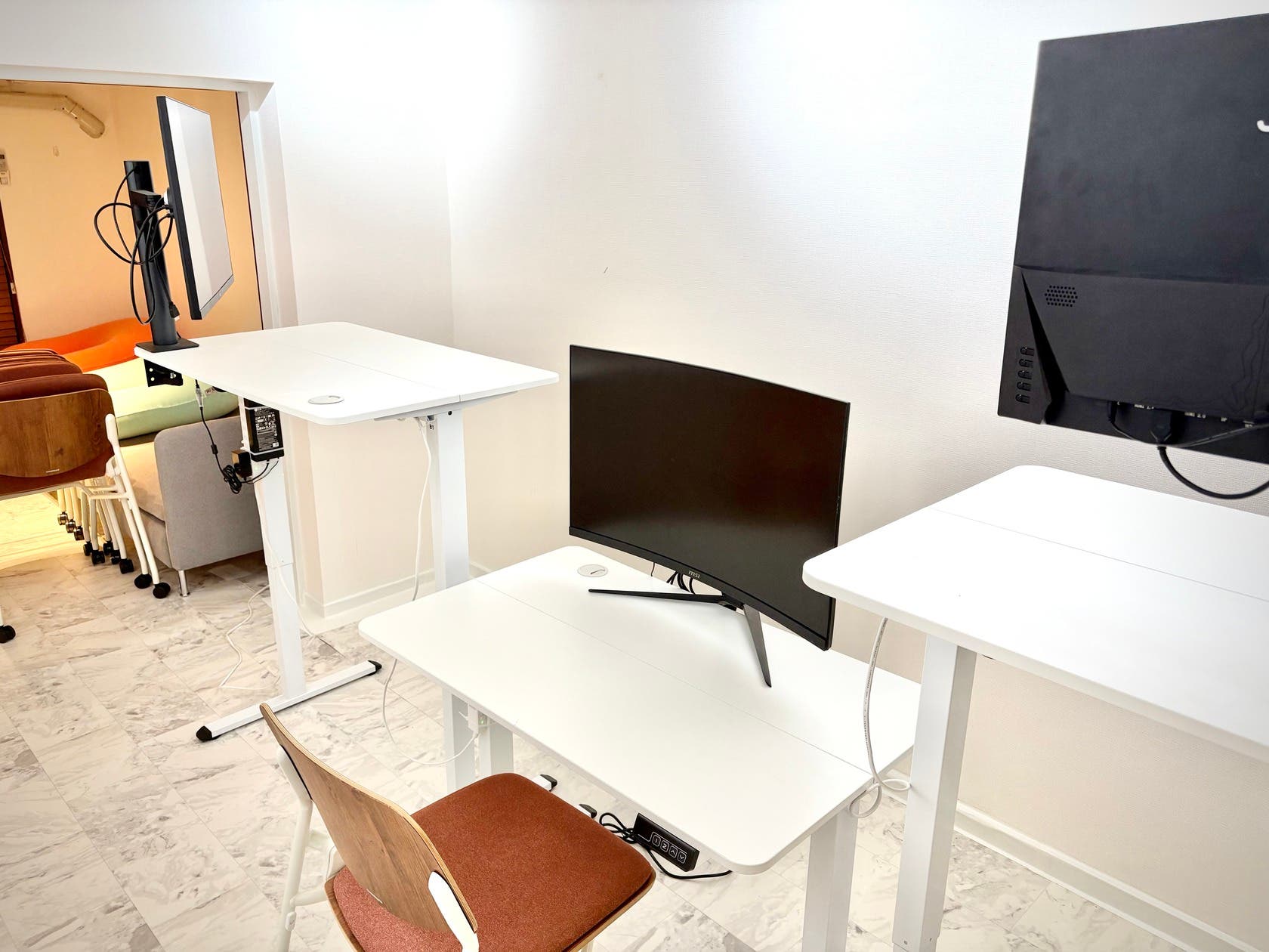 OPEN記念セール中✨西新宿駅1分多機能会議室/昇降デスク/マルチモニター/Wi-Fi/懸垂機/ソファ/研修・会議・商談・面談の写真14