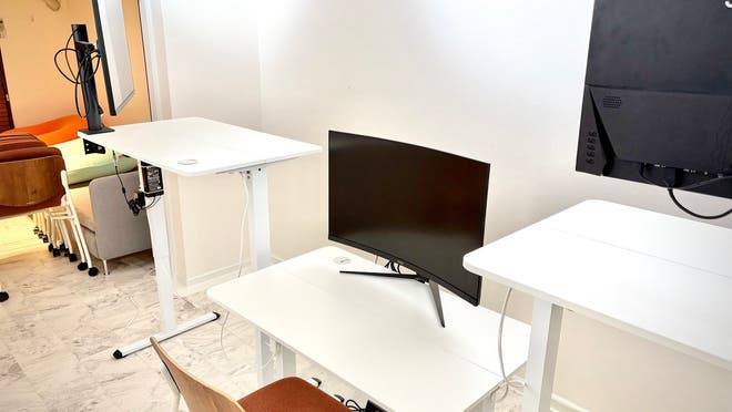 OPEN記念セール中✨西新宿駅1分多機能会議室/昇降デスク/マルチモニター/Wi-Fi/懸垂機/ソファ/研修・会議・商談・面談の写真13