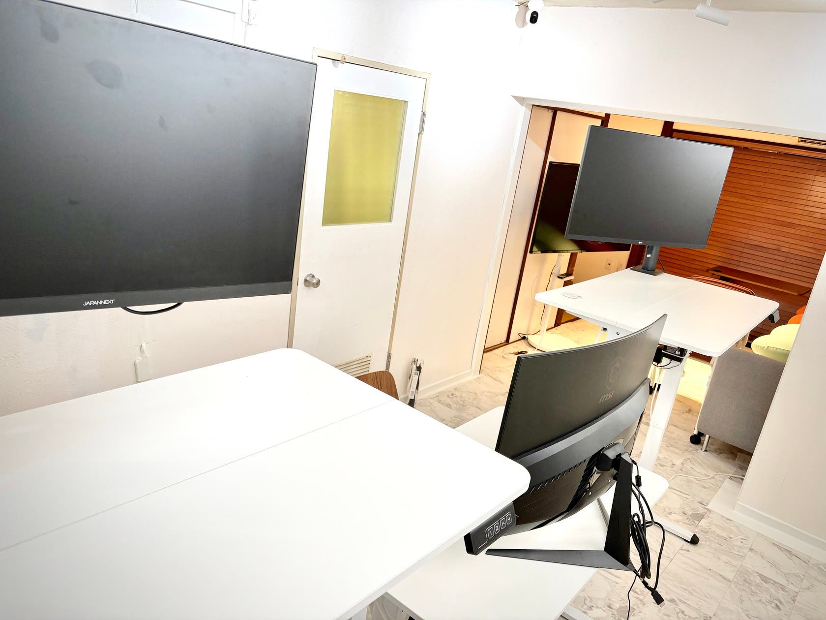 OPEN記念セール中✨西新宿駅1分多機能会議室/昇降デスク/マルチモニター/Wi-Fi/懸垂機/ソファ/研修・会議・商談・面談の写真15