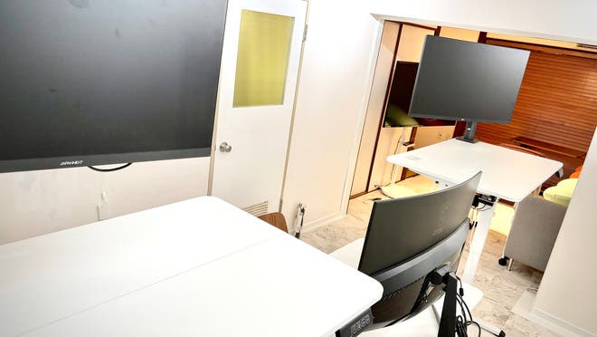 OPEN記念セール中✨西新宿駅1分多機能会議室/昇降デスク/マルチモニター/Wi-Fi/懸垂機/ソファ/研修・会議・商談・面談の写真14