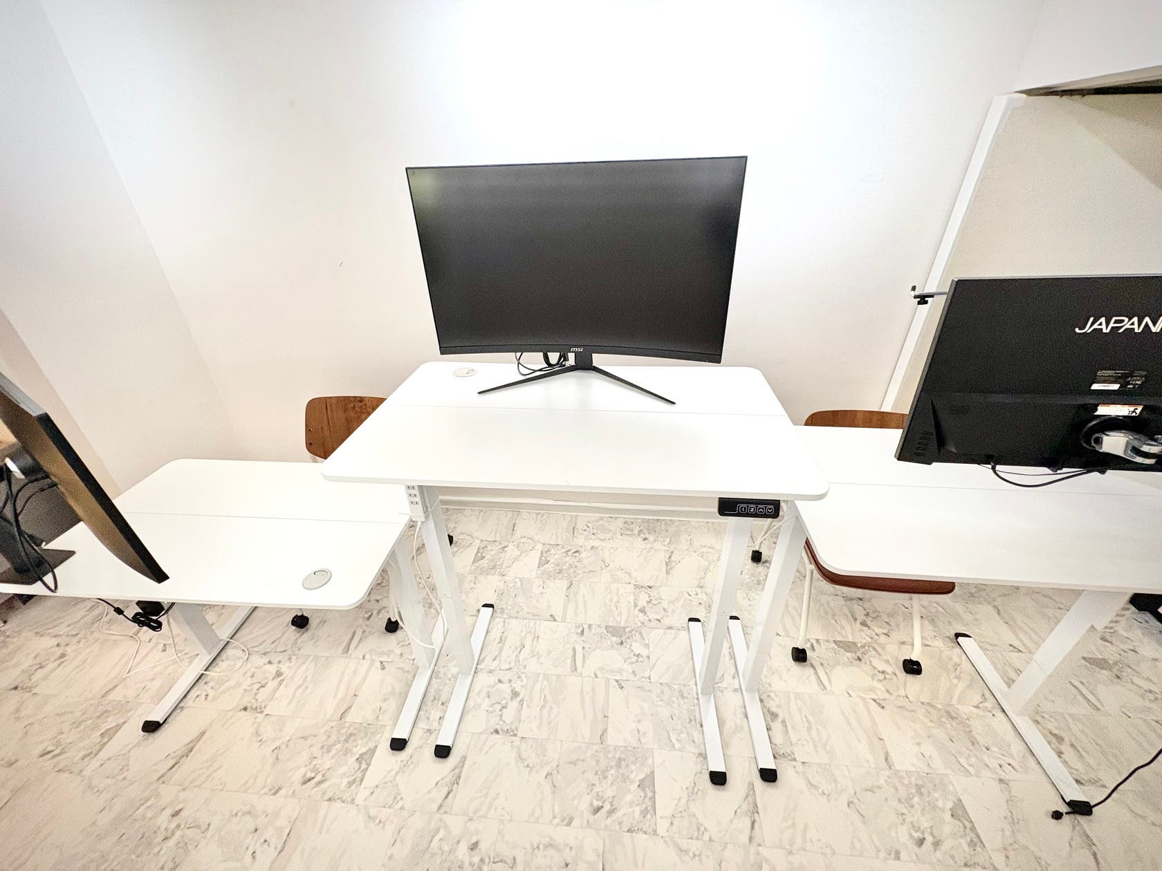 OPEN記念セール中✨西新宿駅1分多機能会議室/昇降デスク/マルチモニター/Wi-Fi/懸垂機/ソファ/研修・会議・商談・面談の写真16