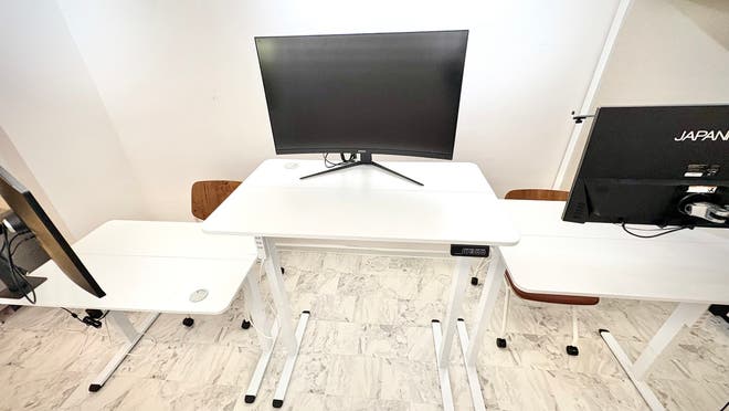 OPEN記念セール中✨西新宿駅1分多機能会議室/昇降デスク/マルチモニター/Wi-Fi/懸垂機/ソファ/研修・会議・商談・面談の写真15