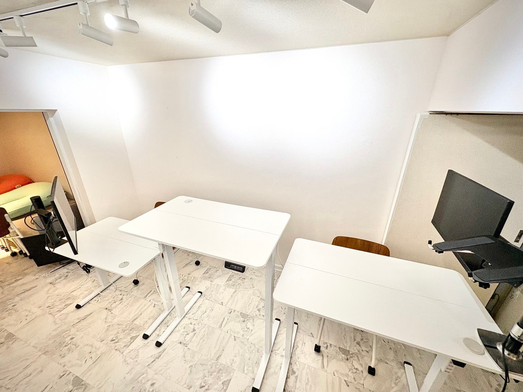 OPEN記念セール中✨西新宿駅1分多機能会議室/昇降デスク/マルチモニター/Wi-Fi/懸垂機/ソファ/研修・会議・商談・面談の写真17