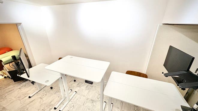 OPEN記念セール中✨西新宿駅1分多機能会議室/昇降デスク/マルチモニター/Wi-Fi/懸垂機/ソファ/研修・会議・商談・面談の写真16