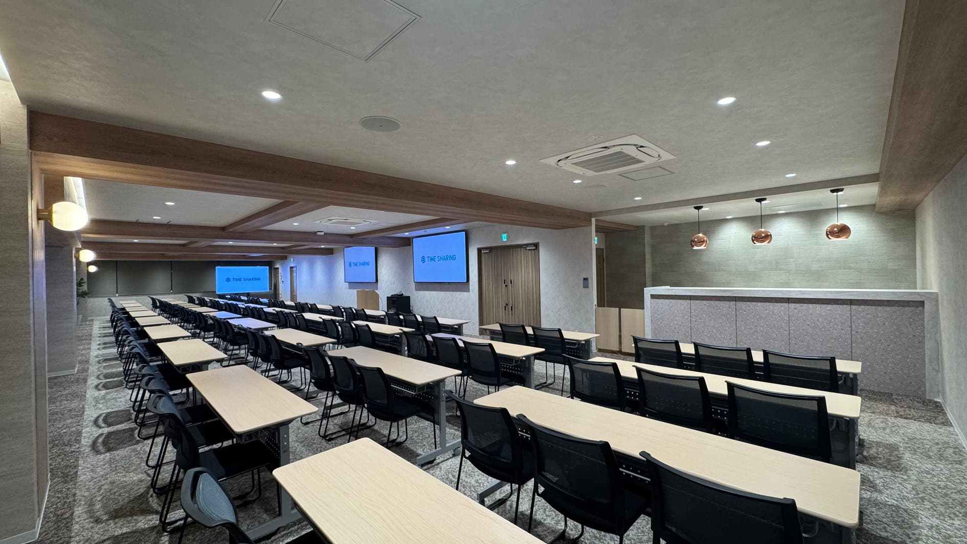 TS新橋4F【新橋駅 徒歩1分】セミナー 研修 パーティー ♥控室あり！ 飲食 OK 無料WiFi 駅近★の写真1